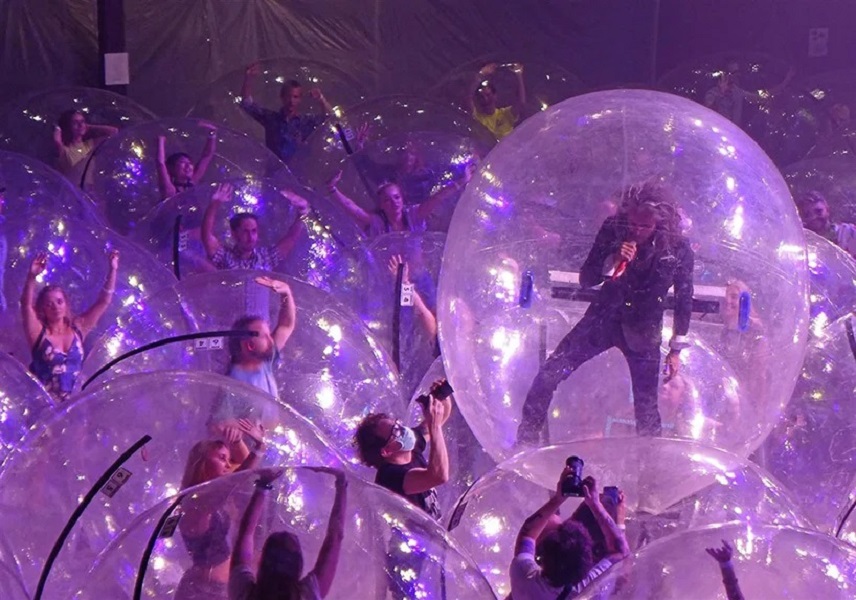 The Flaming Lips y un show con la banda y el público en burbujas de ...