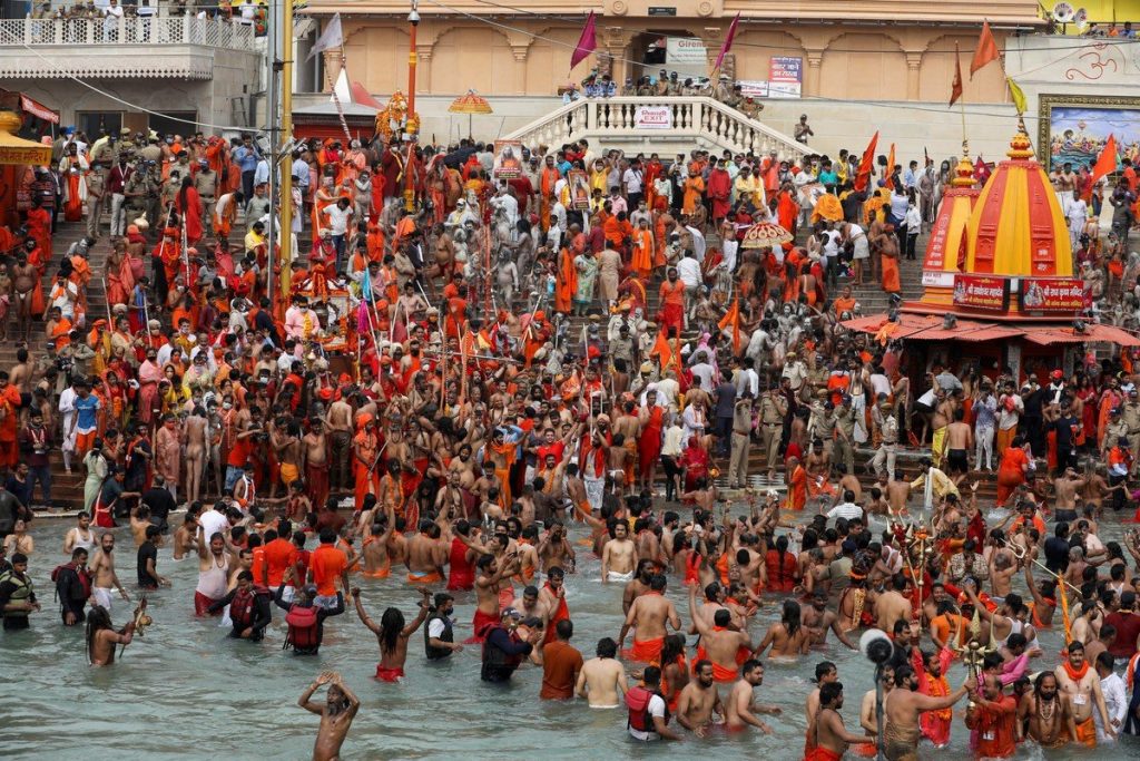 Decenas de miles de hindúes se bañan en el río Ganges, en el mayor ...