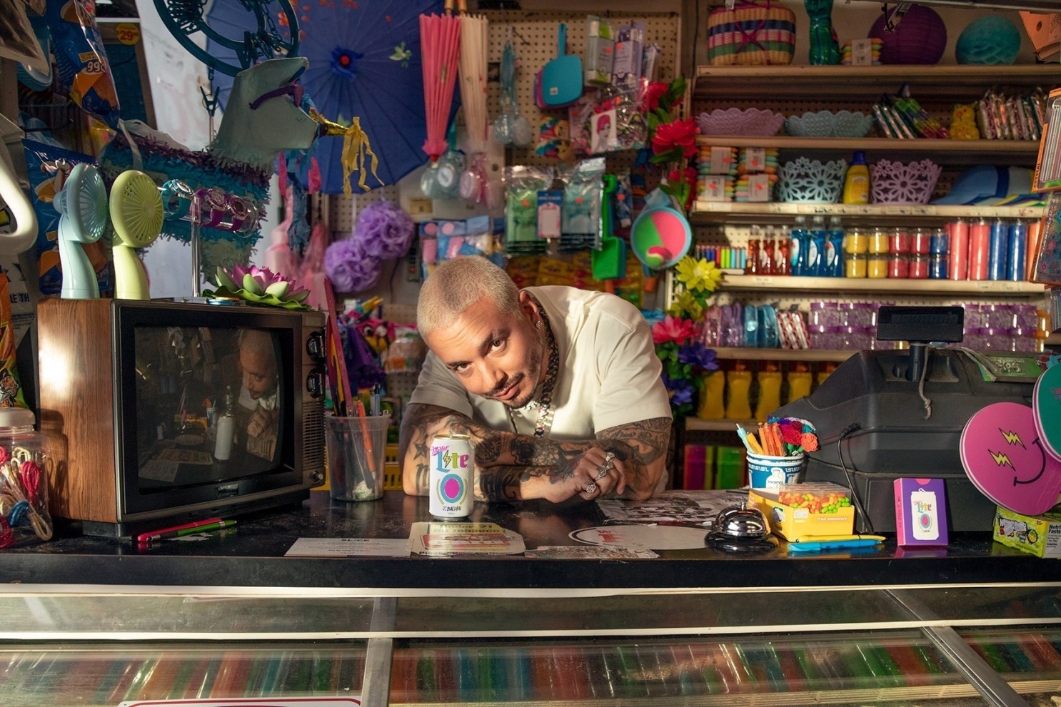 J Balvin lanzó su quinto álbum de estudio "Jose" y conquistó el 1 ...