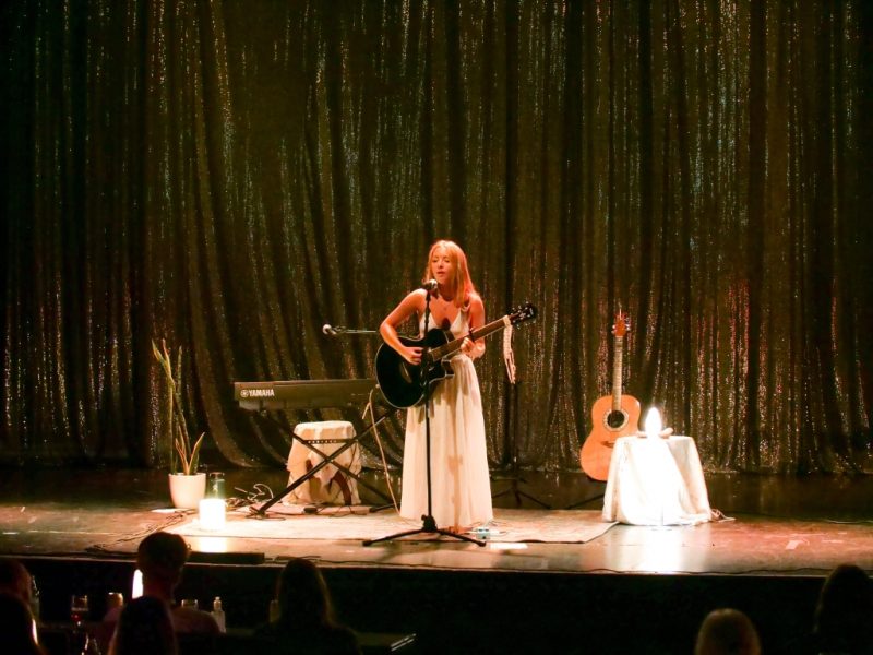 Soy Sofía presenta su primer álbum “Canciones y Contradicciones” Soy Sofía presenta su primer ...