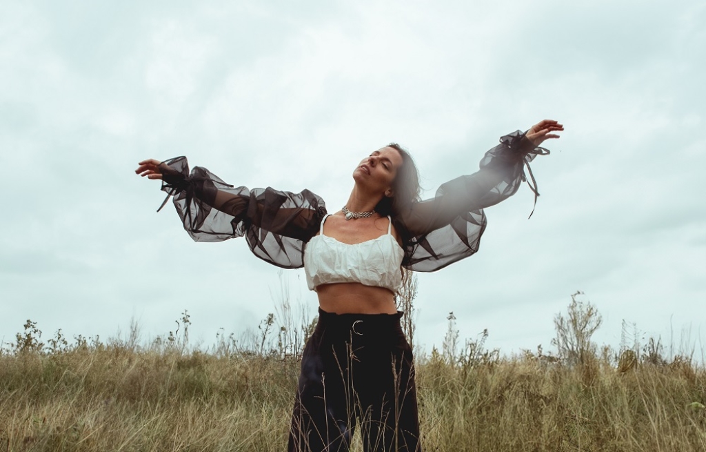 Cata Raybaud presenta "Partida", el comienzo de un nuevo camino musical